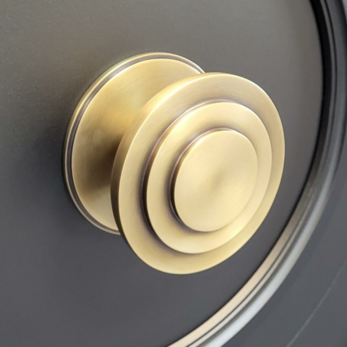 Hagley-Centre-Door-Knob-Light-Antique-Brass - BrassArt